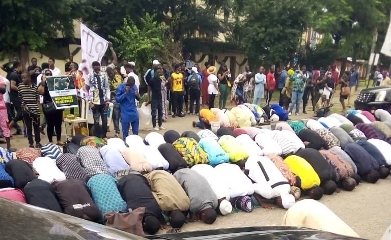 EndSARs Prayers: See Photos Of Muslims Praying On Protest Ground In ...